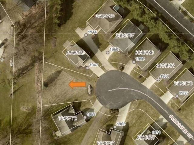Pleasure Ct, Louisville, OH 44641