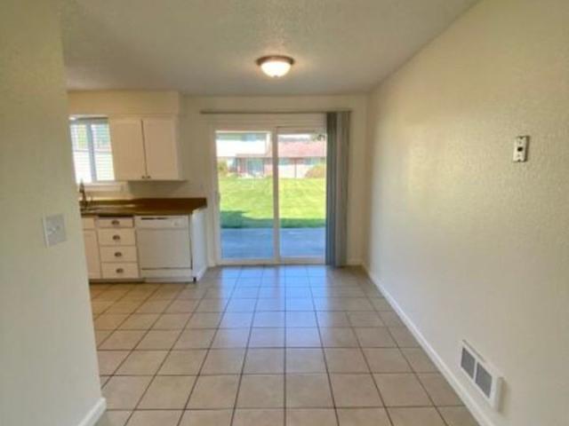 Plum Court Townhomes 2 Bedroom Apartment for Rent at 1710 Valley Ave E, Sumner, WA 98390