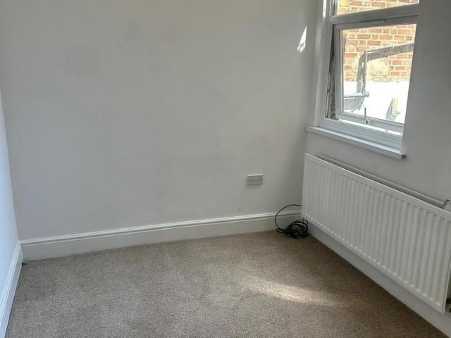 Plum Lane, London, London, SE18 2 bed flat to rent £1,700 pcm £392 pw
