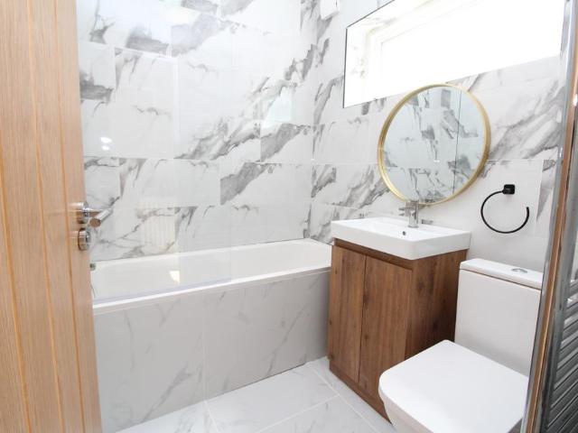 Plum Lane, Woolwich SE18 2 bed flat to rent £1,750 pcm £404 pw