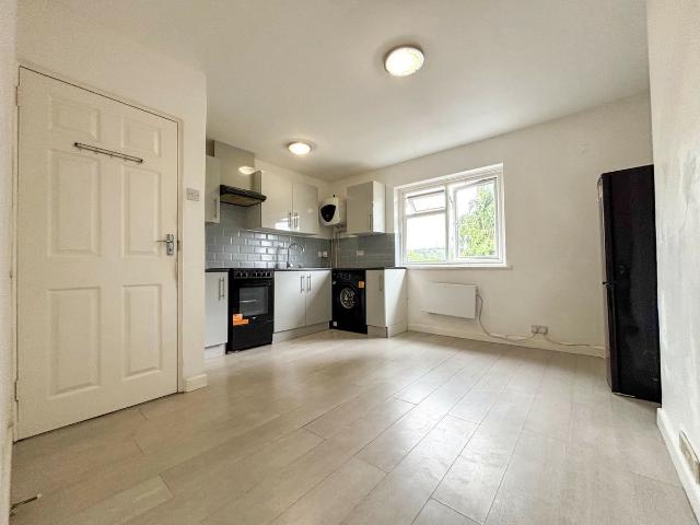 Plumer Road, High Wycombe HP11, 1 bed flat to rent, £1,100 pcm | PrimeLocation