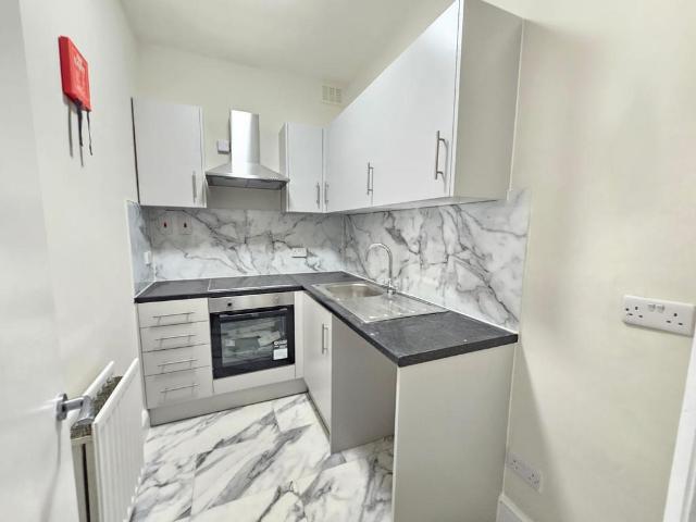 Plumstead High Street, London SE18 3 bed flat to rent £2,000 pcm £462 pw