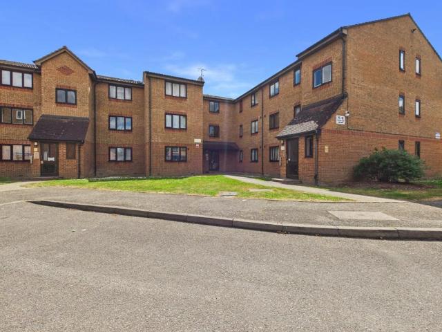 Plumtree Close, Dagenham RM10 2 bed apartment to rent £1,650 pcm £381 pw