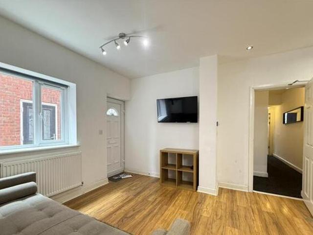 £pppw Excl Bills* Middle Street, Beeston, 4 Bedroom Flat