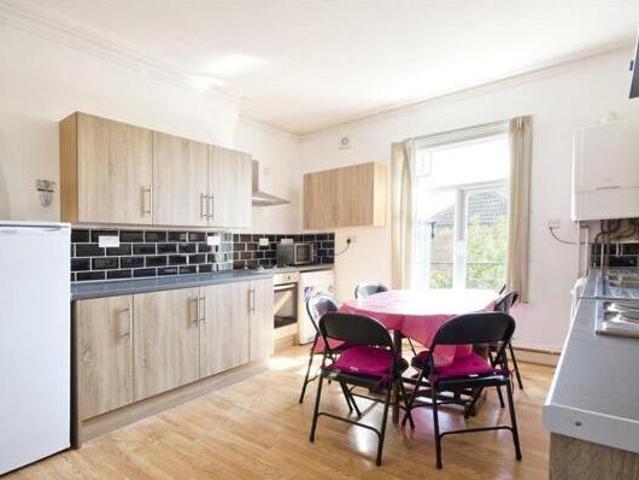 £pppw Incl Bills + Two Free Weekly Papa Johns t+c’s Apply * Flat,forest Road West, 12 Bedroom Terr