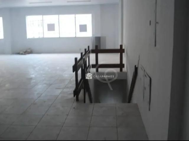 Prédio com loja e sobreloja