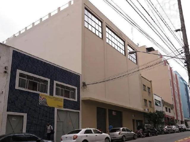 Prédio com 5 lajes e subsolo com 2.222 m²