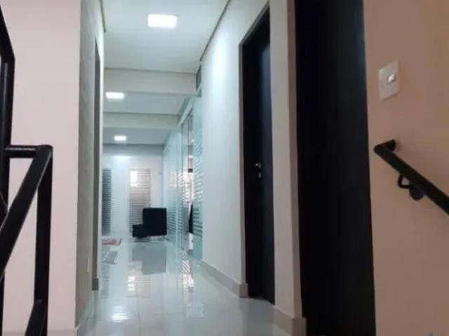 Prédio comercial com 3 andares