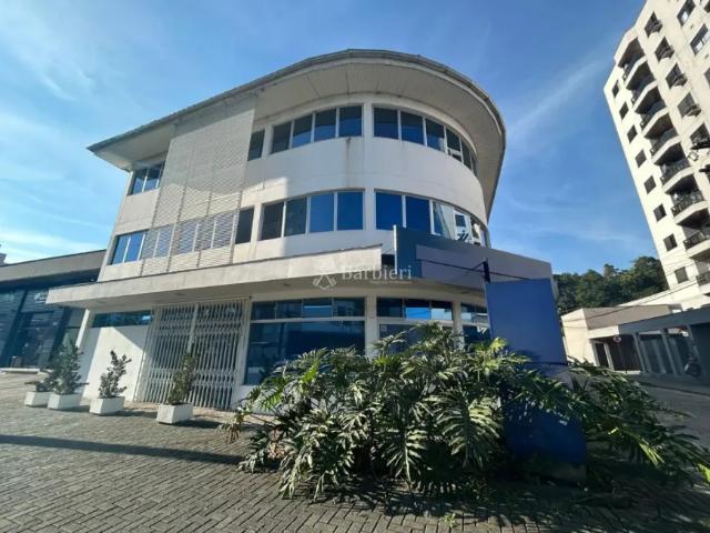 Prédio comercial com 3 pavimentos localizado no início da Vila Nova em Blumenau/SC