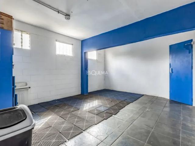 Prédio comercial com três pavimentos
