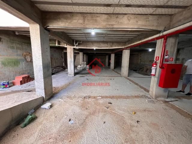 Prédio comercial com elevador próximo a Avenida Central de Laranjeiras. Garagem no subsolo, loja e s