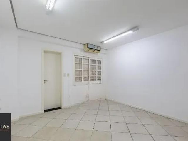 Prédio comercial com loja no bairro Rio Branco com 237m²