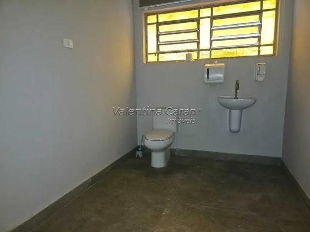 Prédio comercial com loja