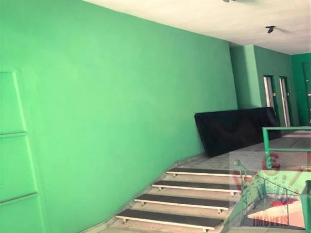Prédio comercial com pé direito alto e subsolo, em Santana