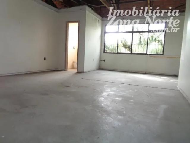 Prédio comercial em amplo terreno, com dois pavimentos. São aproximadamente 428m² de área privativa