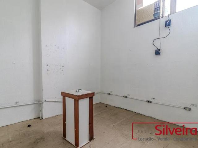Prédio comercial localizado de esquina no centro histórico
