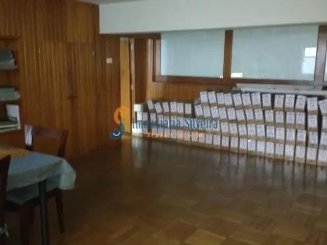 Prédio comercial, região nordeste de BH
