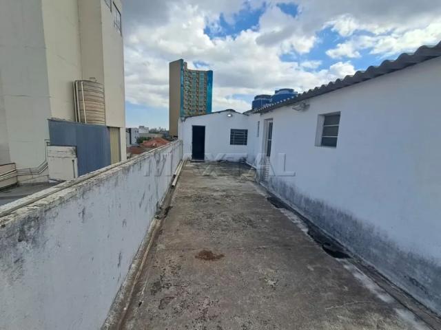 Prédio em área comercial de Santana com 3 pisos e loja ampla no térreo