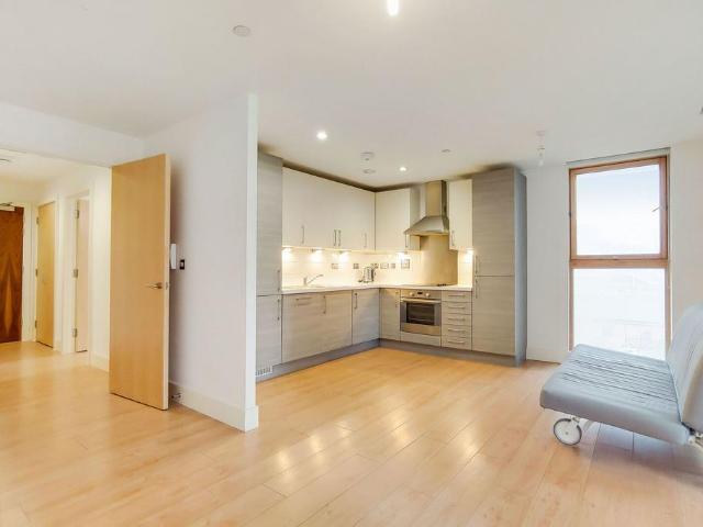 Province Square, Canary Wharf. 2 bed flat to rent £2,384 pcm £550 pw