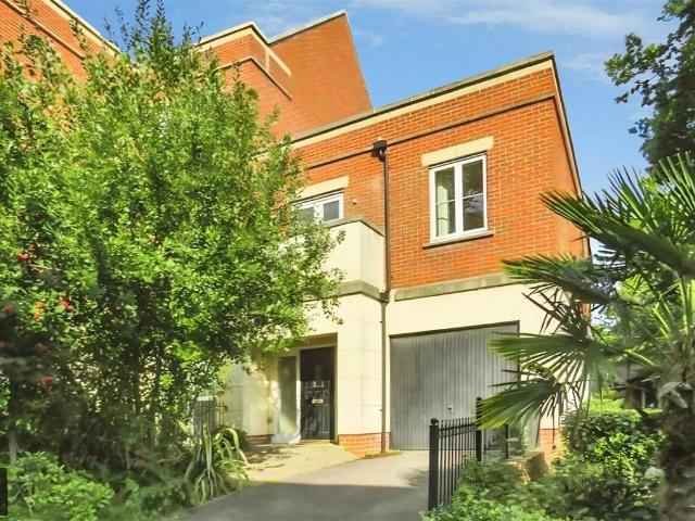 Providence Park, Hampshire SO16 3 bed end of terrace house to rent £2,250 pcm £519 pw