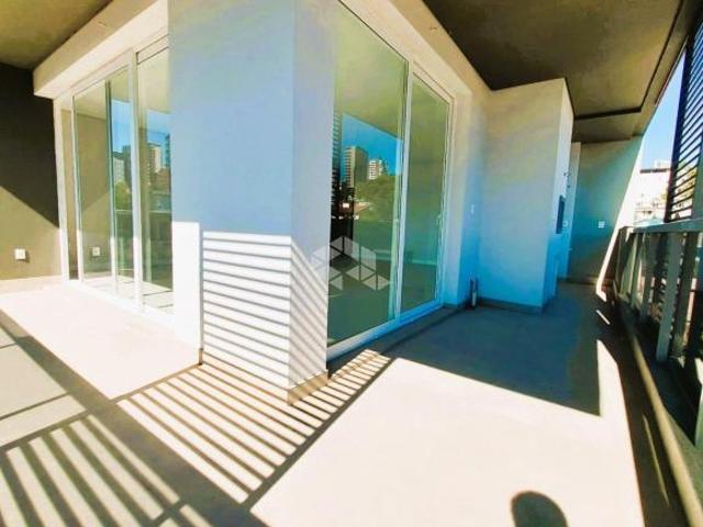 Próximo à charmosa Praça Vico Barbieri, este apartamento oferece conforto e praticidade em um só lug