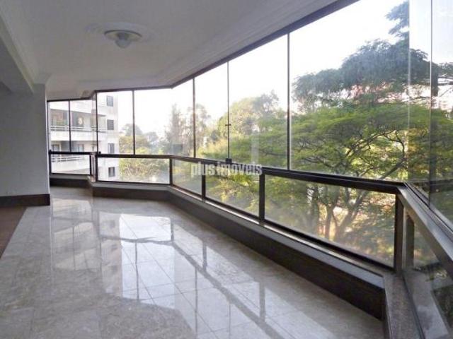 Próximo a Escola Graduada, 487,0m², 4 Suítes e 5 Vagas de Garagem