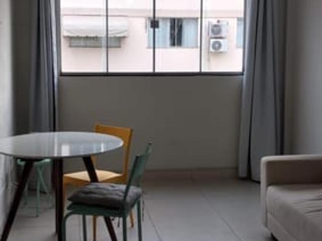 Procura se mulher para dividir apartamento Residencial Paiag