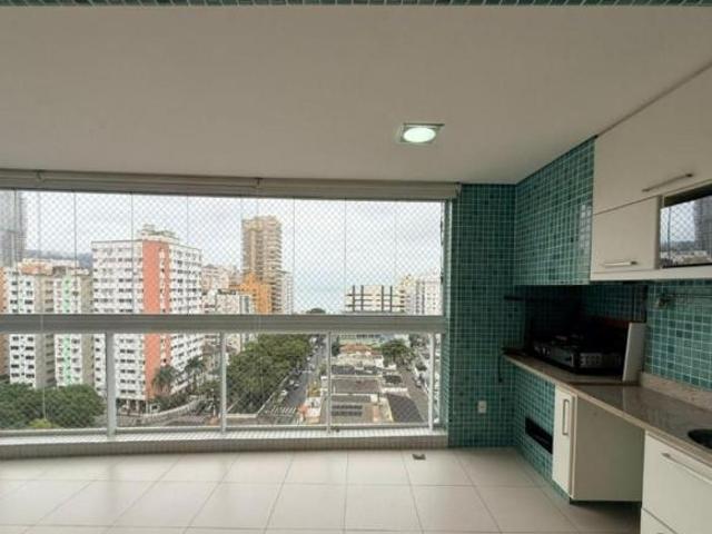 Procura um apartamento com varanda vista mar e churrasqueira, perfeito para receber família e amigos