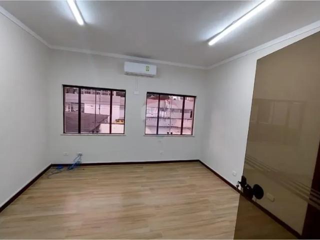 Procurando o espaço perfeito para o seu negócio? Esta sala comercial é ideal para você!