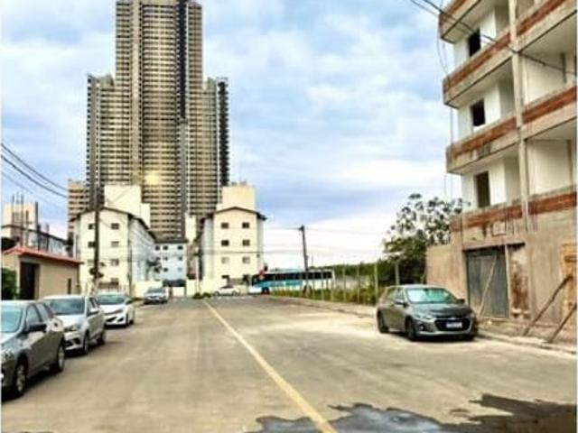 Procuro mulher para dividir apartamento