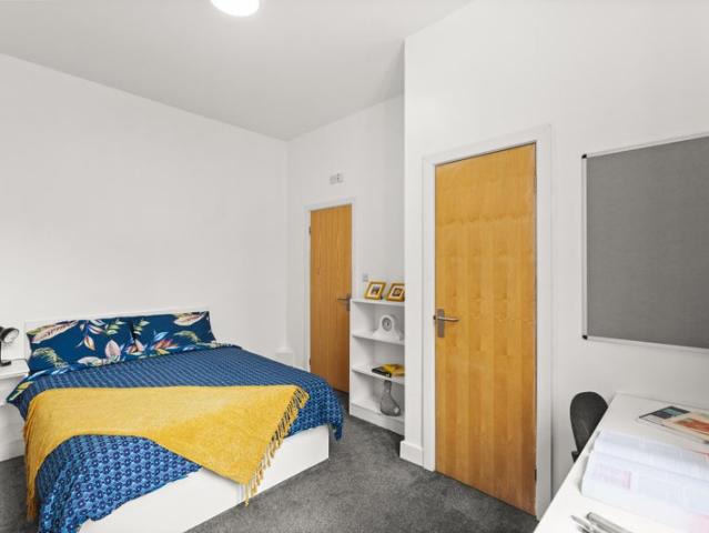 Professional Ensuite Room Available 27/9/2026!