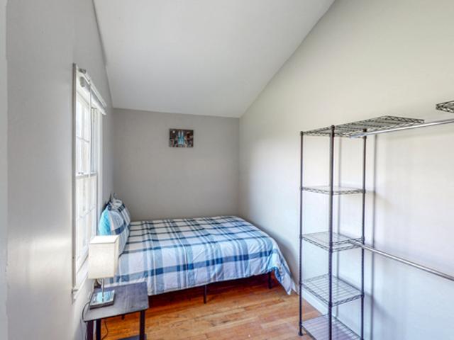 PROFESSIONAL SUPER HOST WE ARE HERE TO HELP Move in Fee Waived‼ Clean AND Quiet House FREE AMENITIES ℹ Less than a minute walk to the Transit Stop