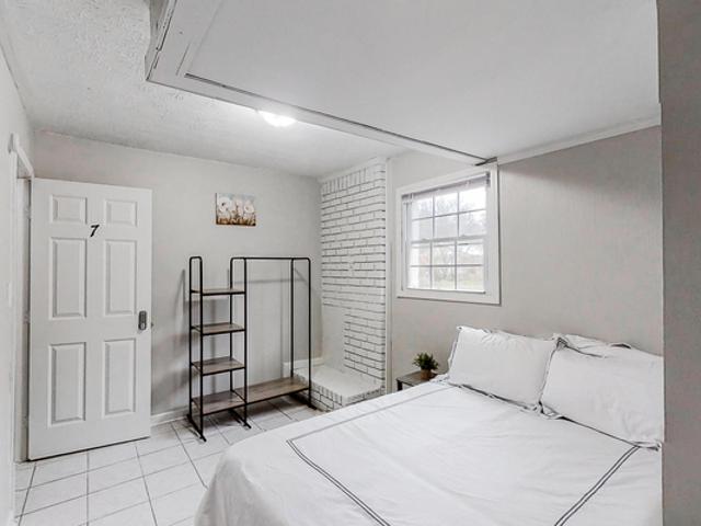 PROFESSIONAL SUPER HOST Move in Fee Waived‼ All Utilities Included Free Fast Wi FiCleaning Services IncludedSmart Lock Rooms