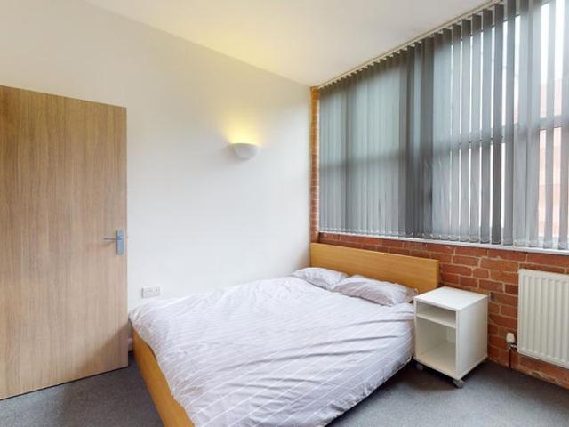 Professional Room in 4 Bed Flat