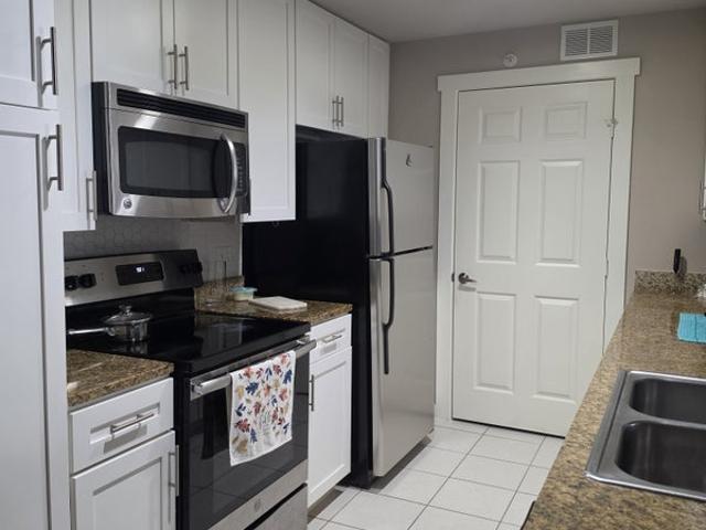 Professional woman looking for a roommate