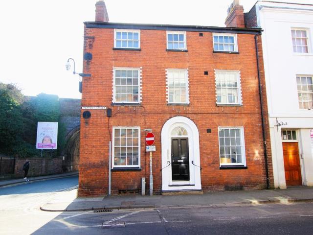 PROFESSIONALS & STUDENTS* Available. 8 bed end of terrace house to rent £4,800 pcm £1,108 pw