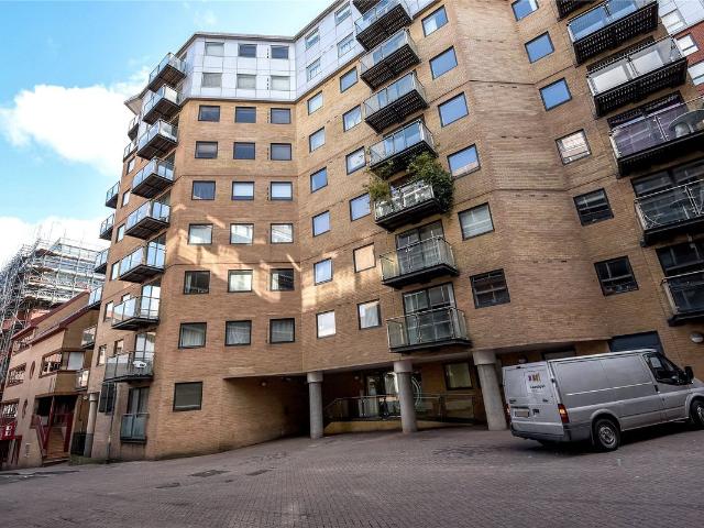 Projection East, Merchants Place, Reading, Berkshire RG1, 2 bed flat to rent, £1,400 pcm | PrimeLocation
