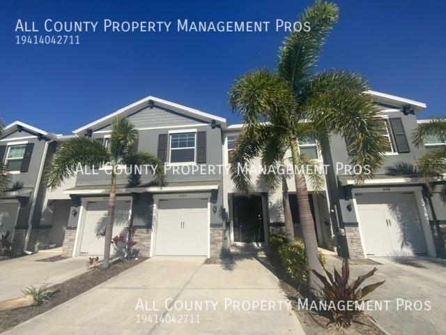 Promenade on Palmer Ranch! / Pool with Cabana! / Gated Community / Modern & Open Concept Kitchen / Garage / 2.5 bathrooms / Dog Friendly / Laundry Included / Lawn Care Included