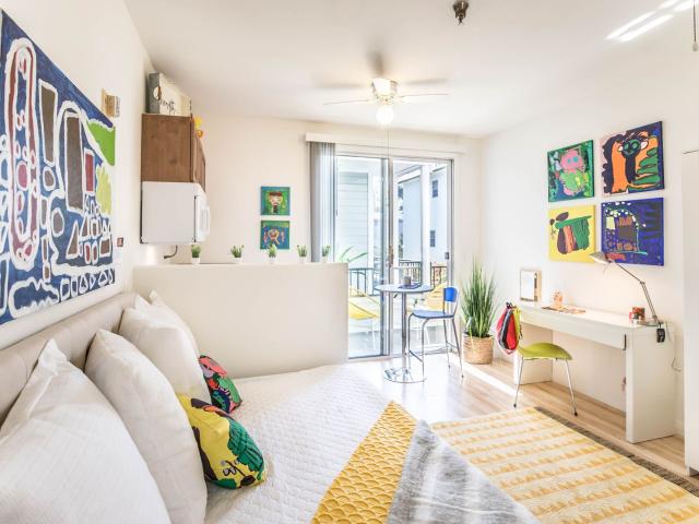 PROMO* Studio in Prime Santa Monica Location on 3rd Street