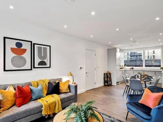 Propeller Crescent, Croydon, 3 Bedroom Apartment