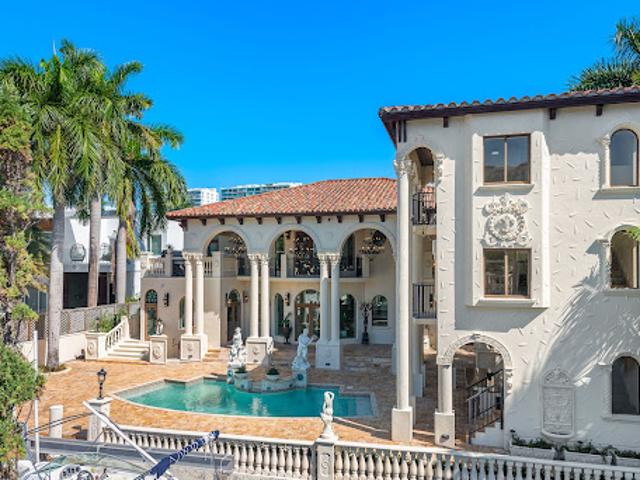 Seaside property with pool