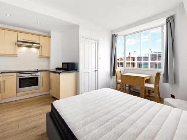 property to let in Chelsea Cloisters, Sloane Avenue, Chelsea.