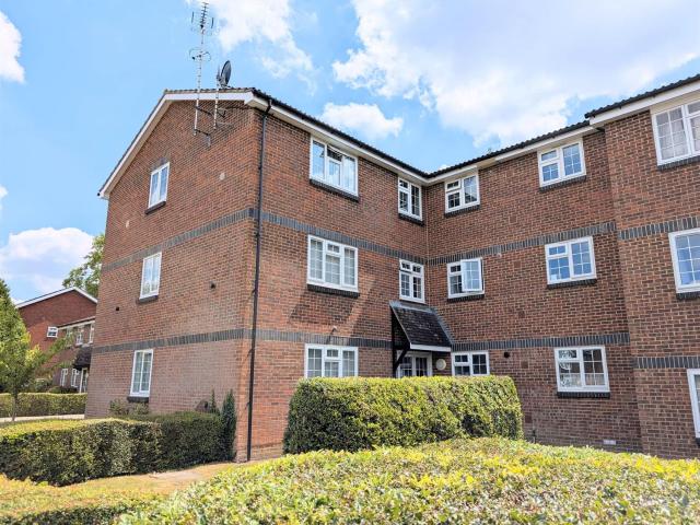 Property to let in Abbotsbury Court, Horsham, RH13 RH13 5PT | Courtney Green
