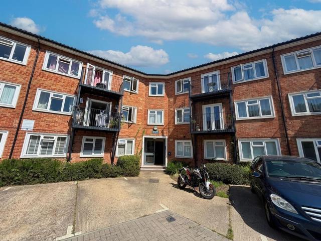 Property to let in Bishopric, Horsham, RH12 RH12 1TP | Courtney Green