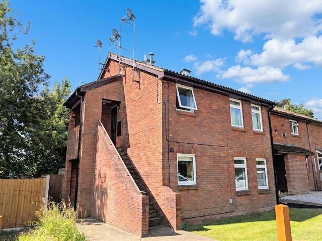 Property to let in Kingslea, Horsham, RH13 RH13 5PS | Courtney Green