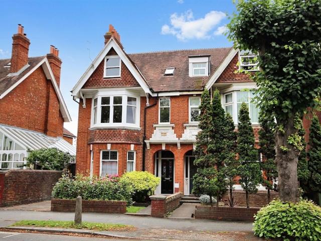 Property to let in Hurst Road, Horsham, RH12 RH12 2EP | Courtney Green