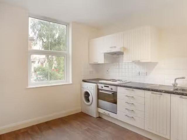 property to let in Lower Mortlake Road, Richmond, TW9 £1,150.