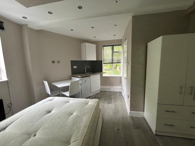 property to let in Queens Court, Clifton £800 pcm
