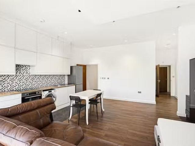 property to let in Weir Road, London, SW19 £1,300 pcm