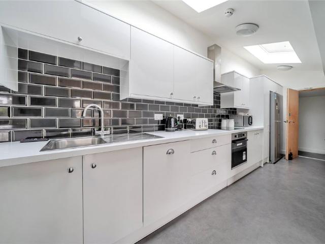 property to rent Colman Way, Redhill, Surrey, RH1